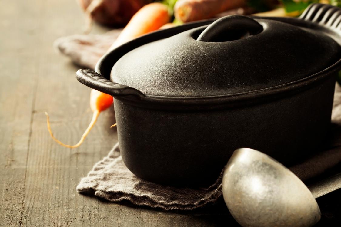 5 benefícios de cozinhar em panela de ferro - Info Útil